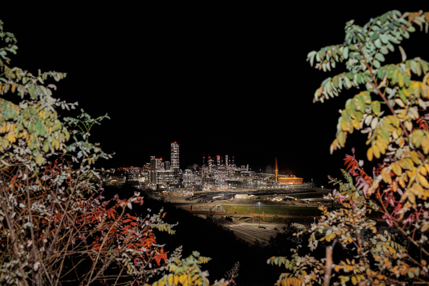 Shell’s new ethane cracker plant sprawls along the dark Ohio River in ...